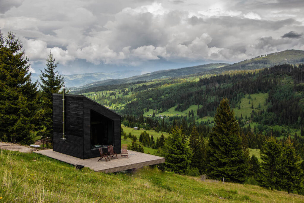 Top 10 cabane inedite, de vis, pentru o vacanță de poveste în doi