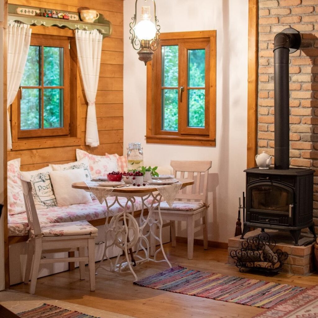 Vara 2023: Top 10 cabane inedite, fără aglomerație, de la munte, din ...