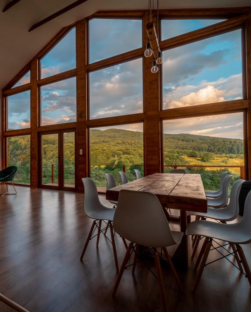 Top 10 cabane neștiute, din România, cu piscină exterioară, pentru vara ...