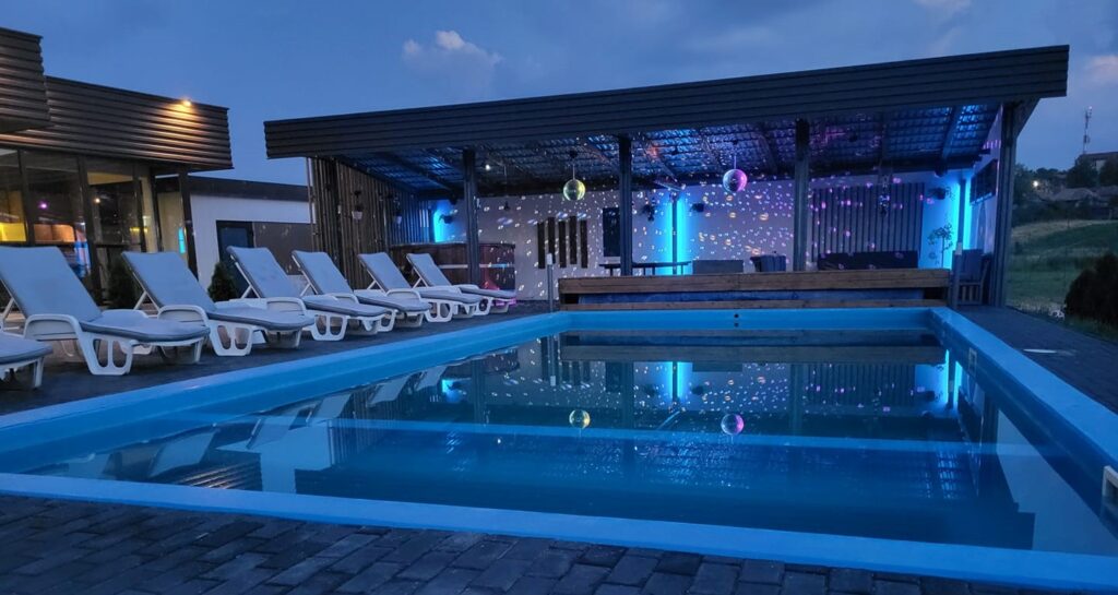 Top 10 cabane neștiute, din România, cu piscină exterioară, pentru vara ...