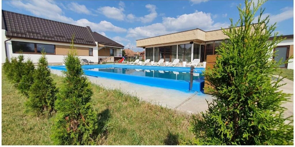 Top 10 cabane neștiute, din România, cu piscină exterioară, pentru vara ...