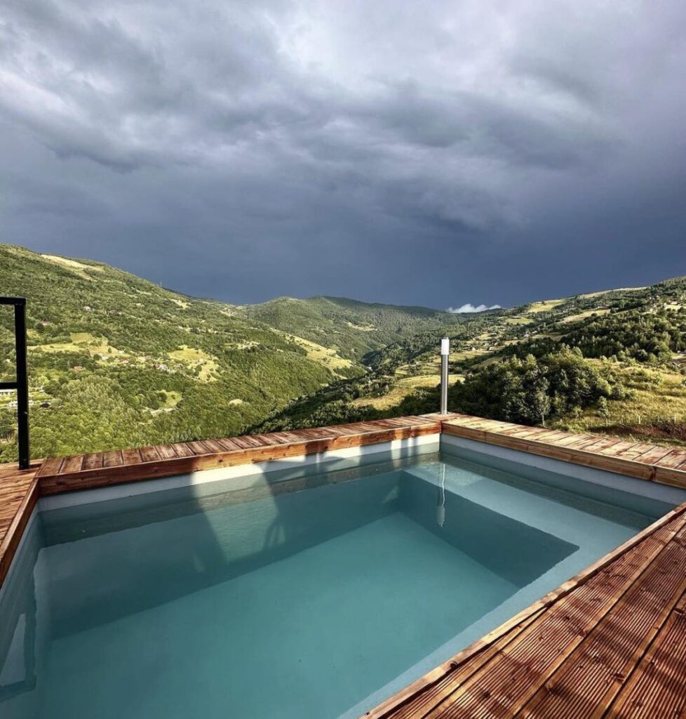 Top 10 cabane neștiute, din România, cu piscină exterioară, pentru vara ...