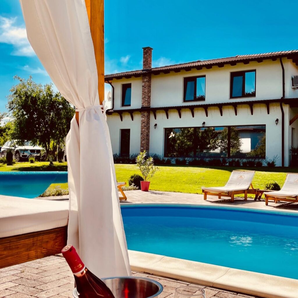 Top 10 cabane neștiute, din România, cu piscină exterioară, pentru vara ...