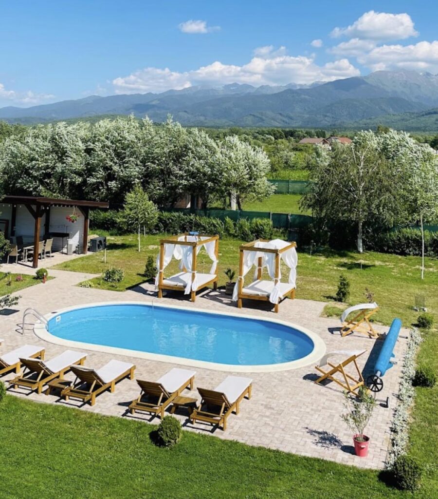 Top 10 cabane neștiute, din România, cu piscină exterioară, pentru vara ...