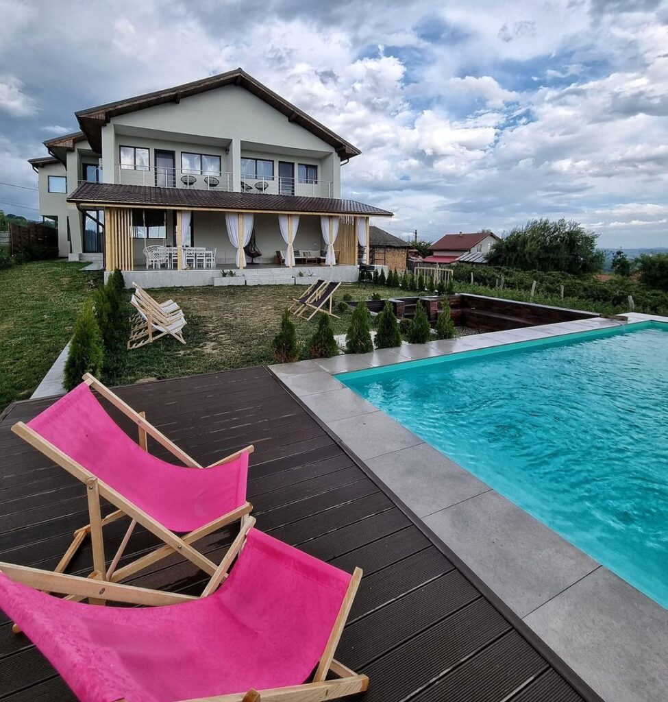Top 10 cabane neștiute, din România, cu piscină exterioară, pentru vara ...