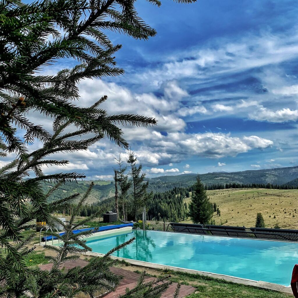 Top 10 cabane neștiute, din România, cu piscină exterioară, pentru vara ...