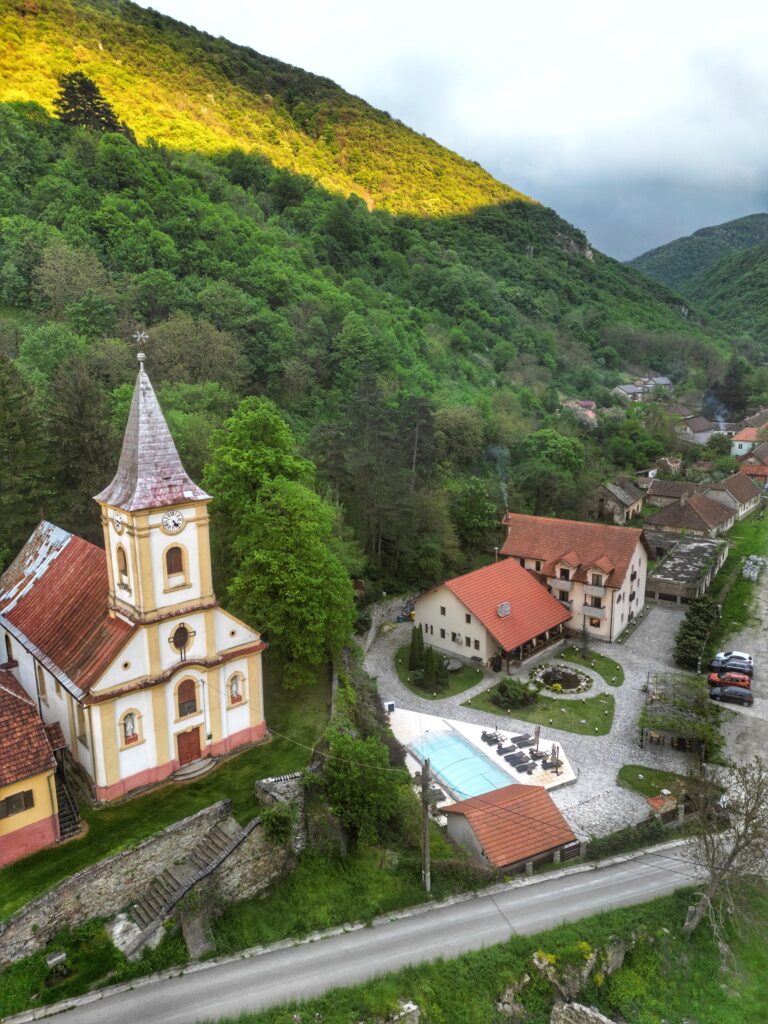10 locuri de poveste din România, unde poți plăti cu cardul de vacanță ...