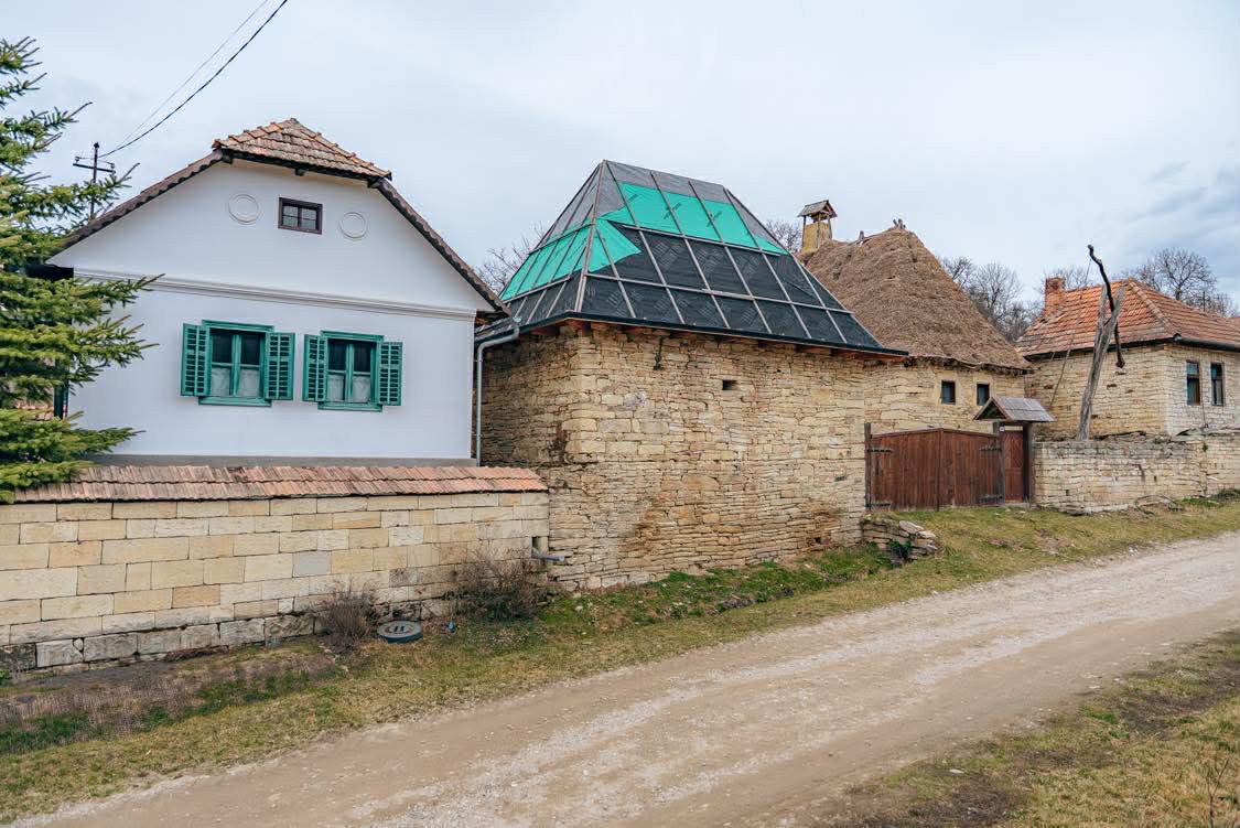 Italienii au Alberobello, România are Chidea, satul de piatră